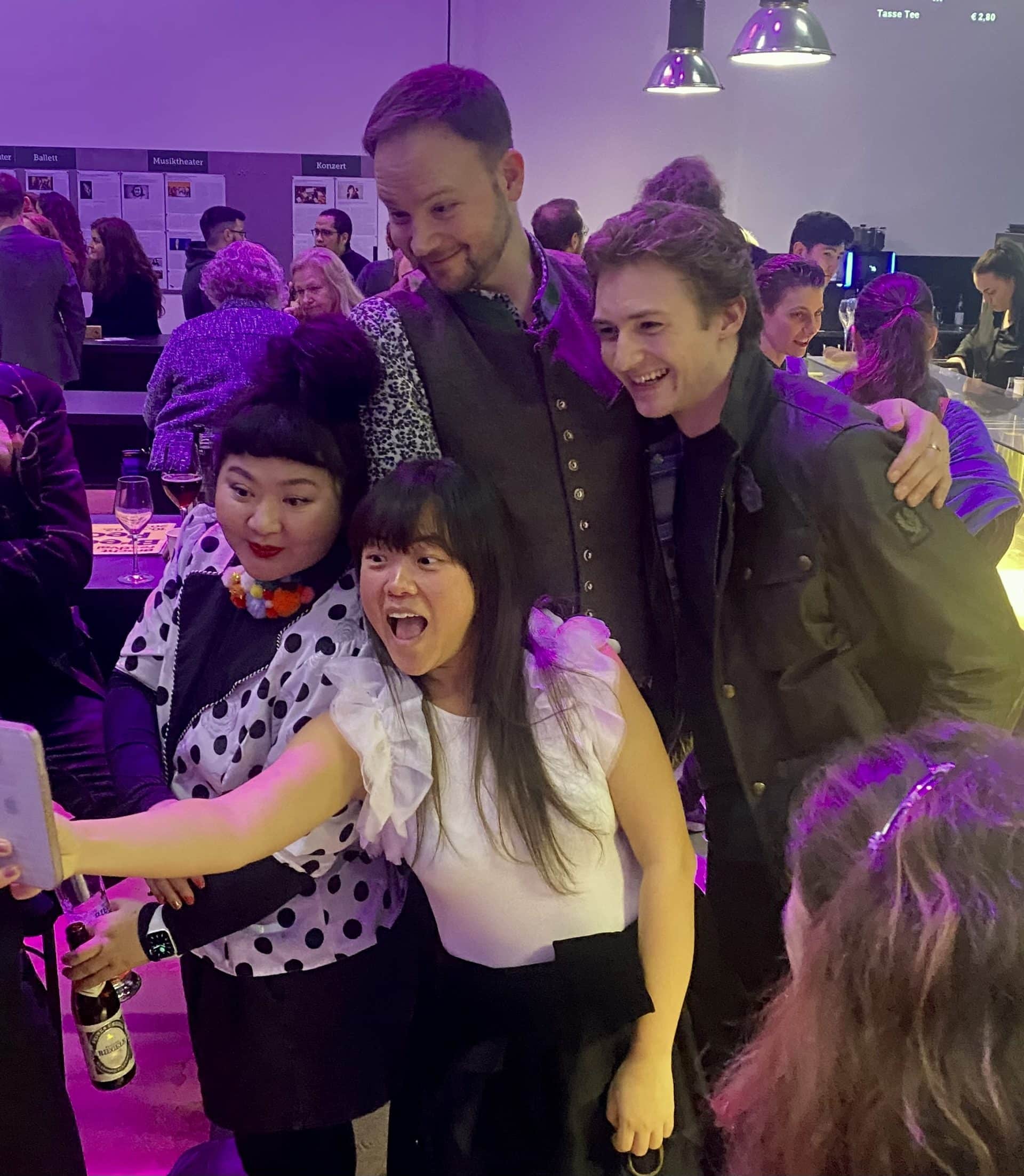 Wie Münchner Musik-Kritiker die Augsburger Schock-Oper "Angel´s Bone ...